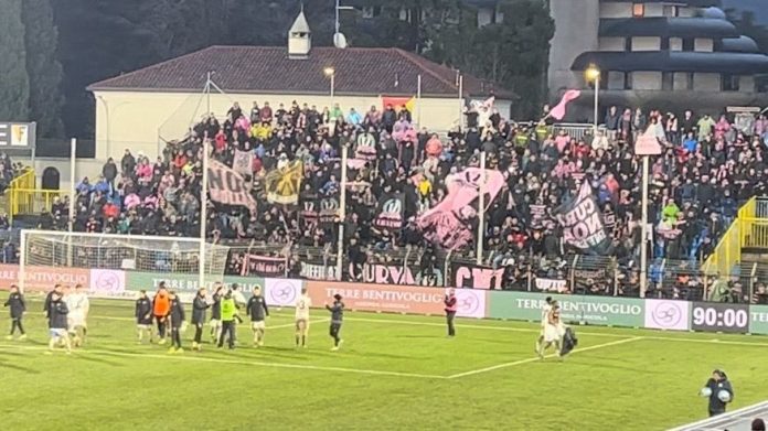 FOTO - Lecco-Palermo, sugli spalti un tifoso rosanero doc - TifosiPalermo